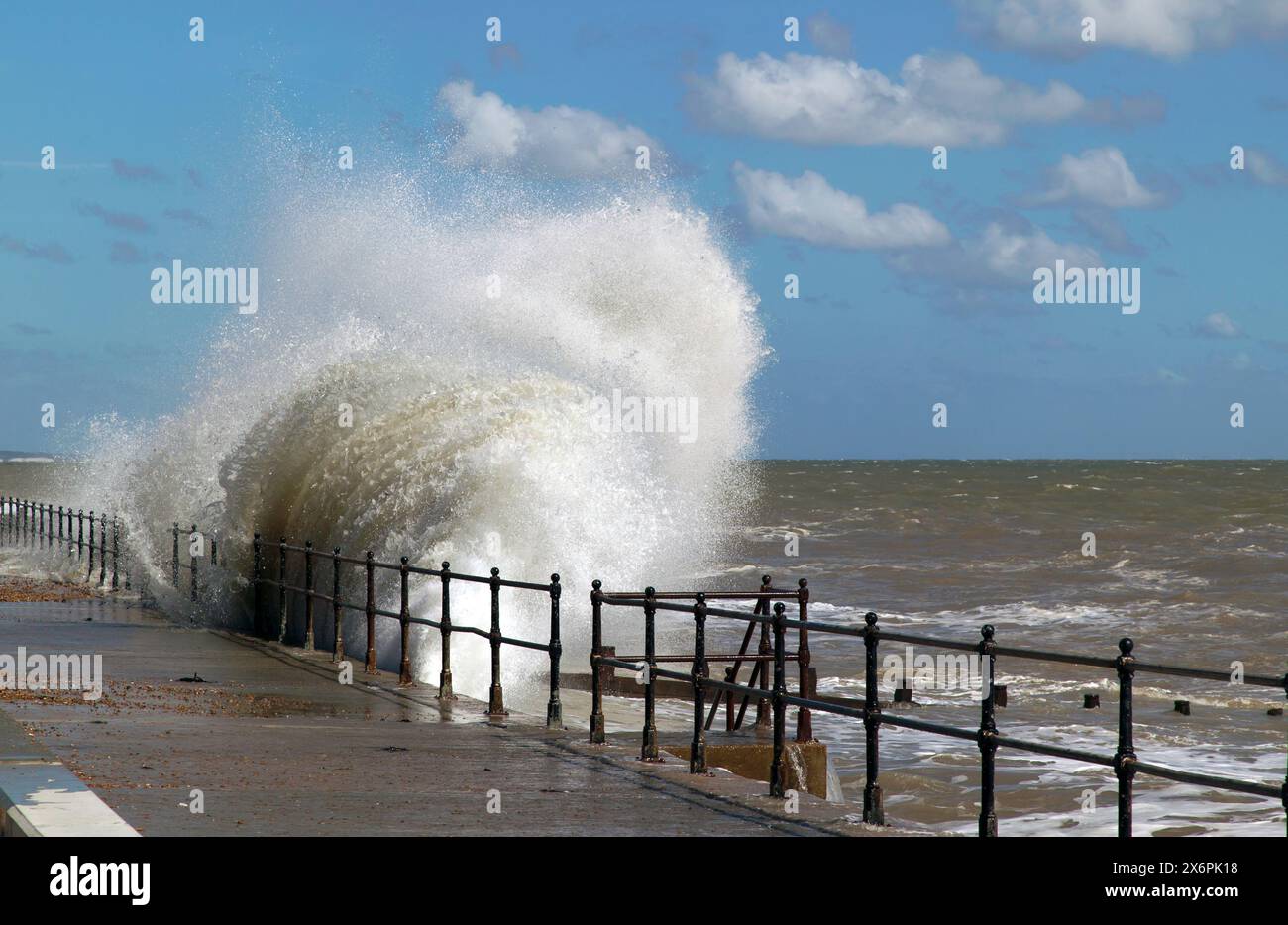 Plumes of sea spray hi-res stock photography and images - Alamy