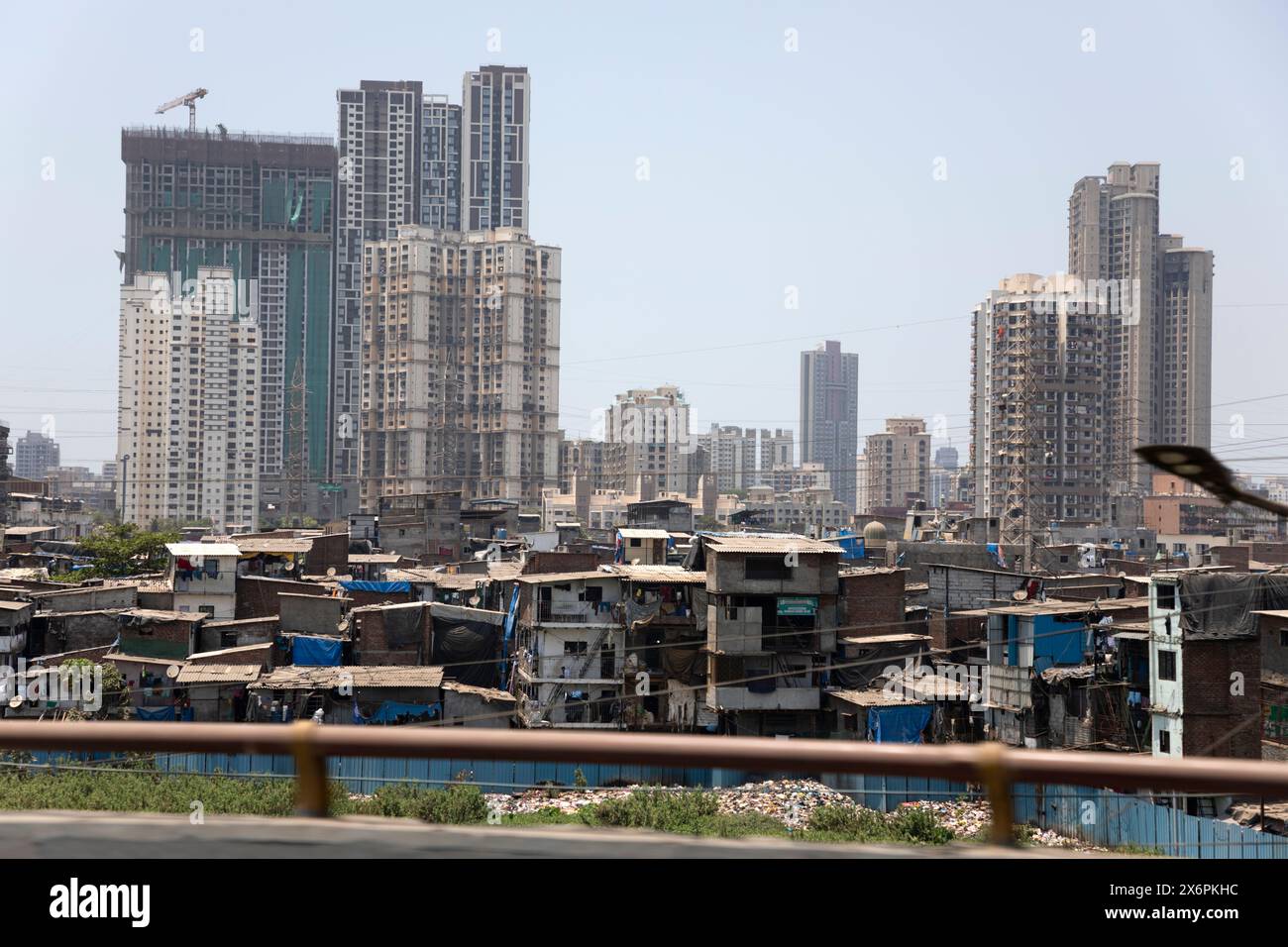 India slums housing hi-res stock photography and images - Alamy