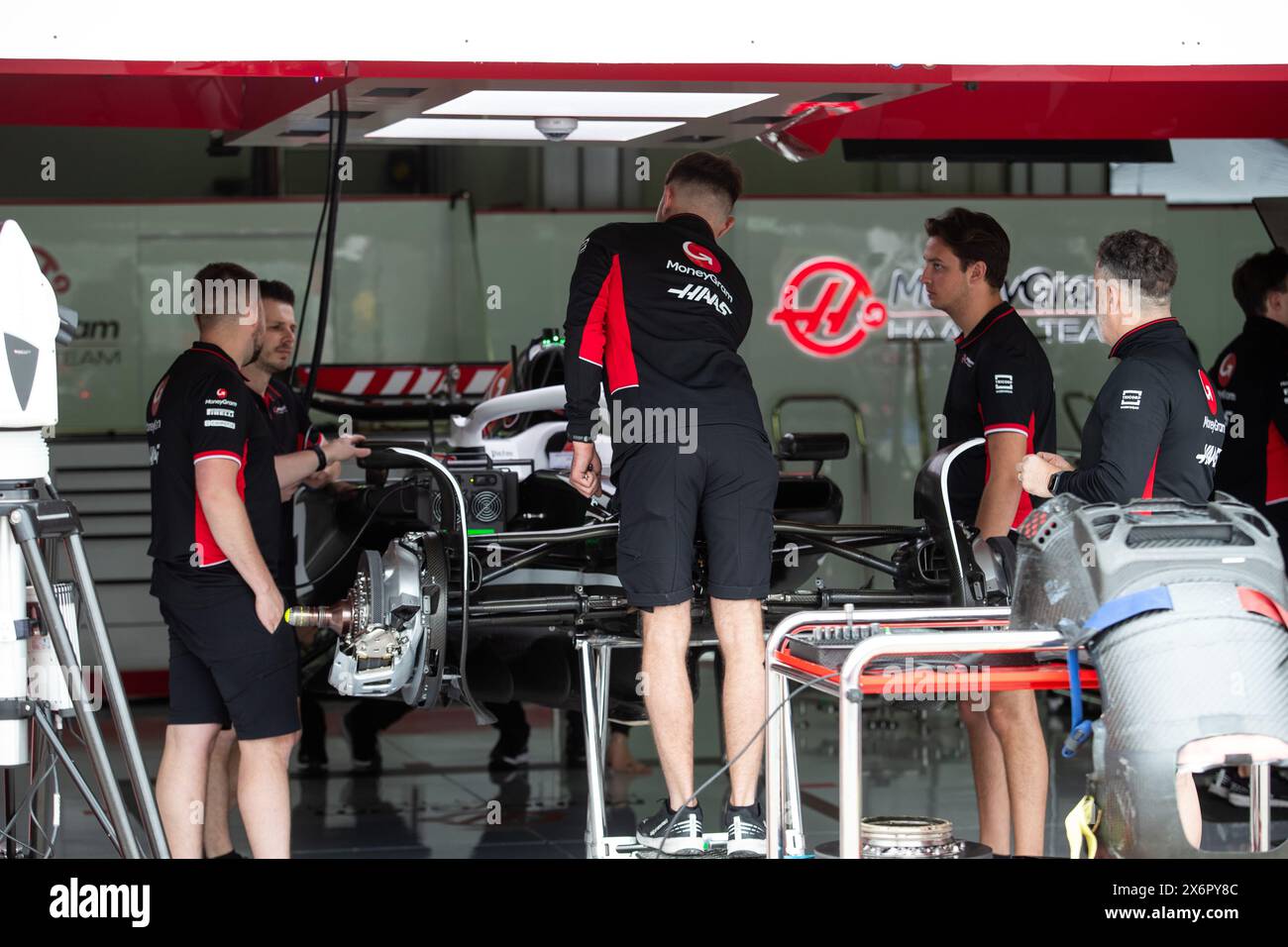 Haas F1 Team garage, box, mechanic, mecanicien, mechanics during the ...
