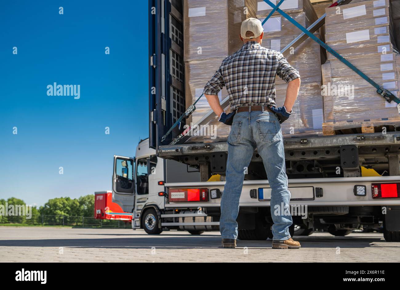 Big rig truck rear hi-res stock photography and images - Alamy