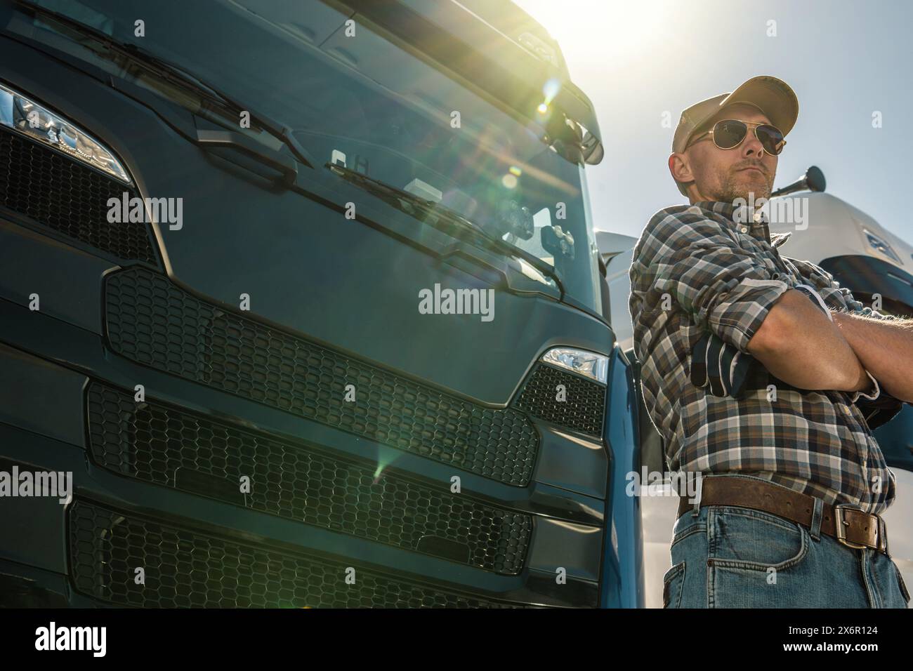 Body language arms crossed hi-res stock photography and images - Alamy