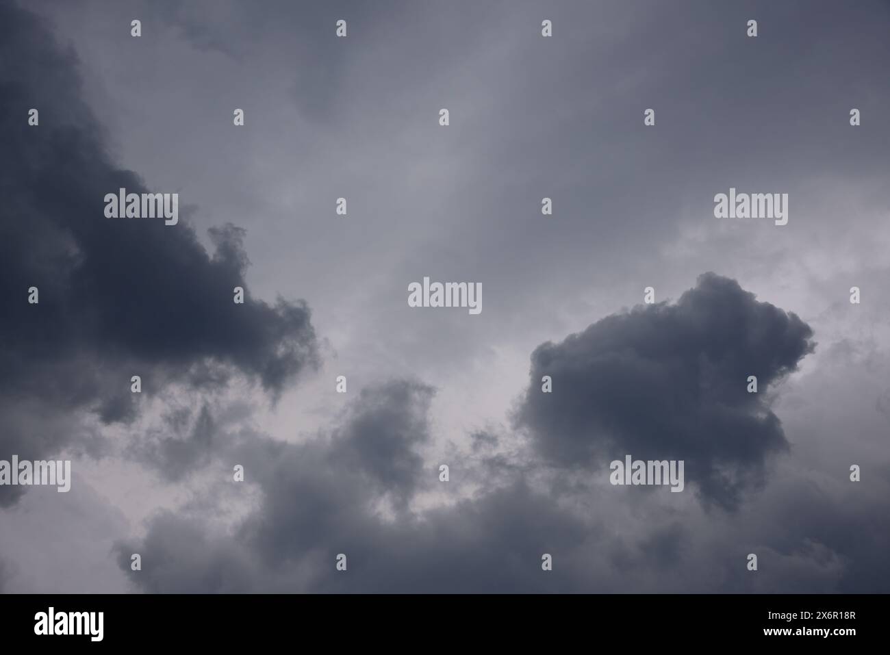 Grey clouds gathering hi-res stock photography and images - Alamy