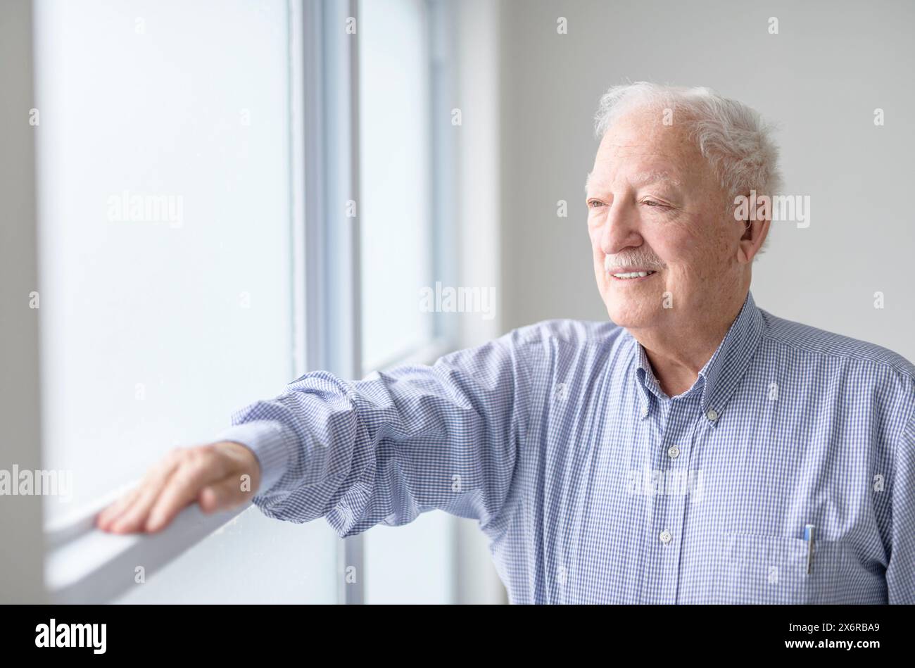 portrait of a beautiful senior 80s man Stock Photo - Alamy