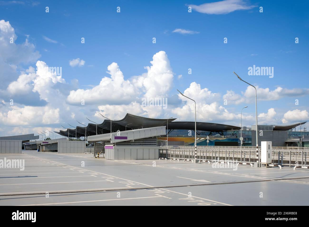 Empty outdoor parking lot. Empty parking spaces Stock Photo - Alamy
