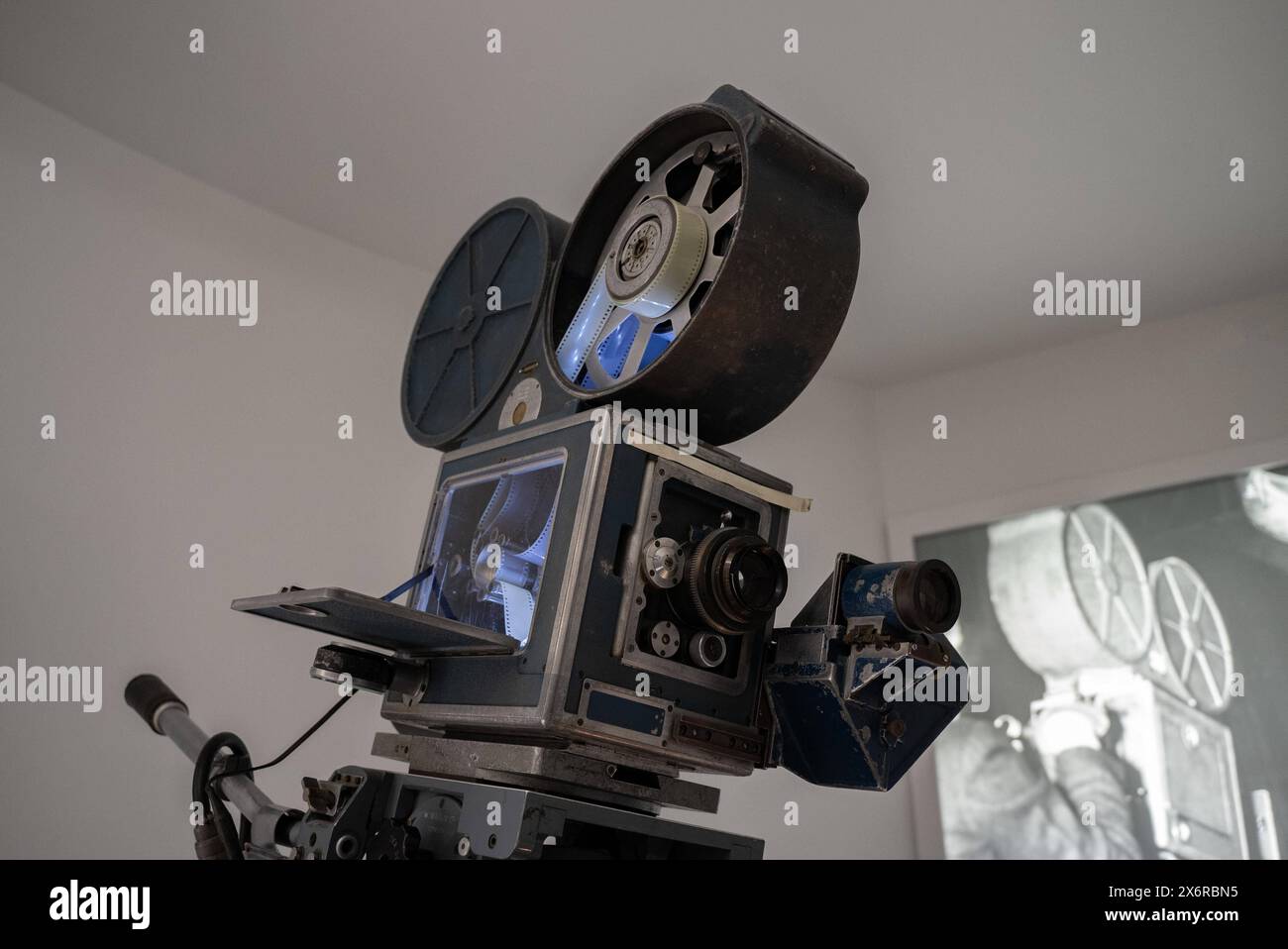 Berlin-Mitte Themenbild - Technicolor Kamera auf einem Dolly im Museum ...