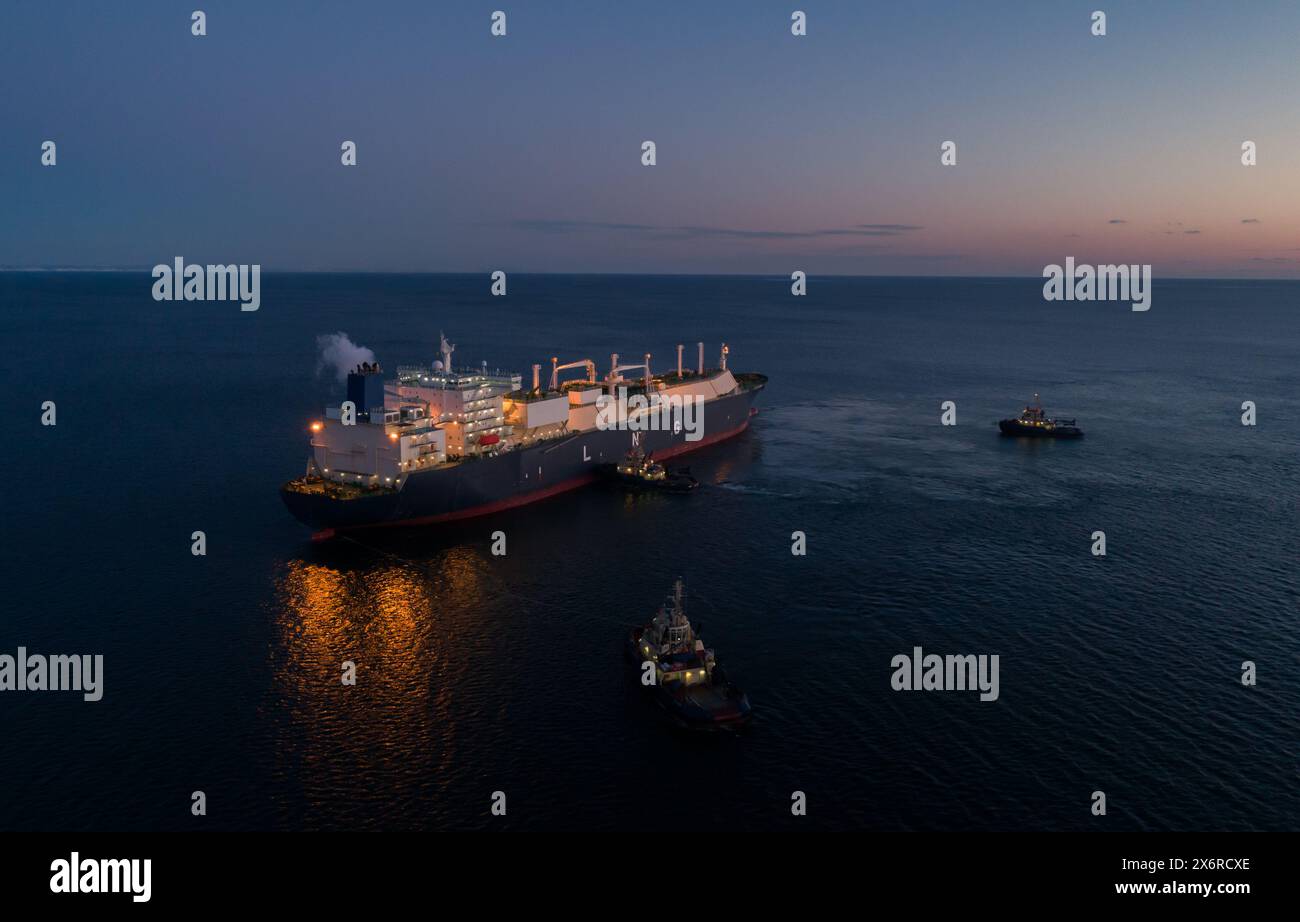 Loading arms hi-res stock photography and images - Alamy