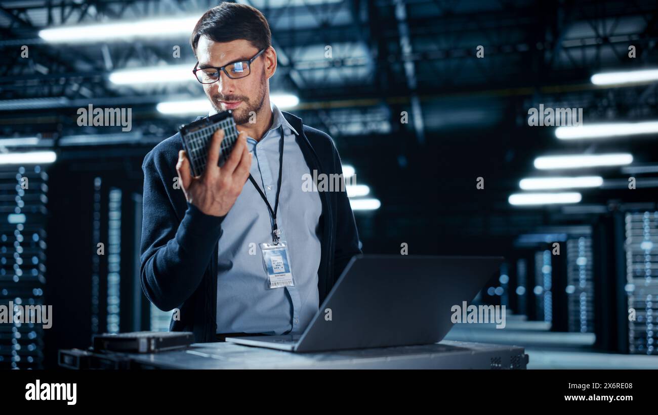 Data center admin using laptop hi-res stock photography and images - Alamy