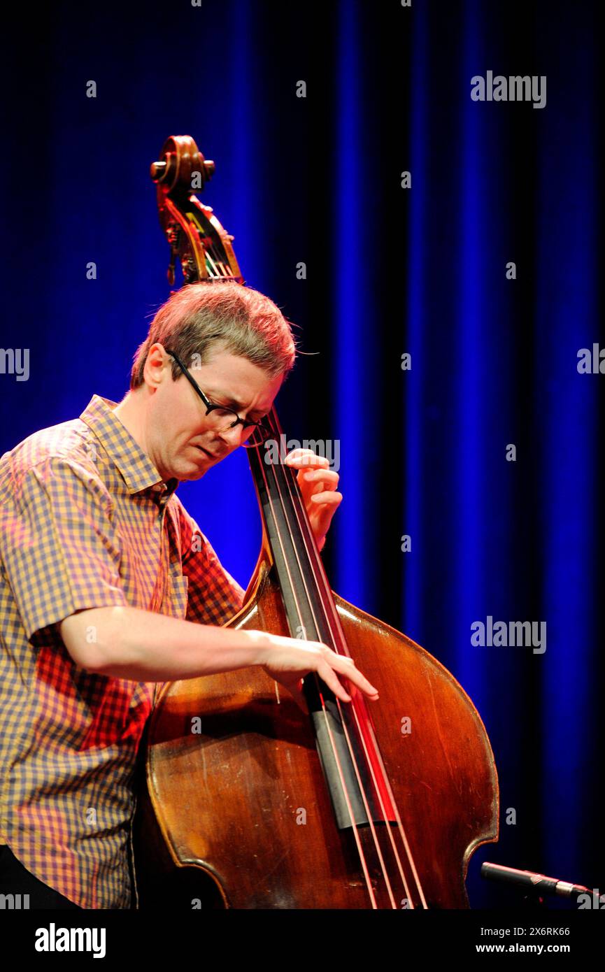 Der amerikanische Jazz-Bassist Thomas Morgan im Oberhausener Ebertbad ...
