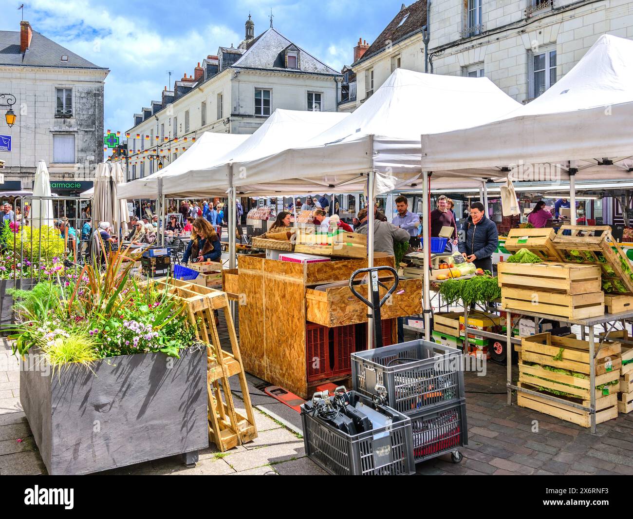Behind a fruit and vegetable market stall on a busy market day - Loches ...
