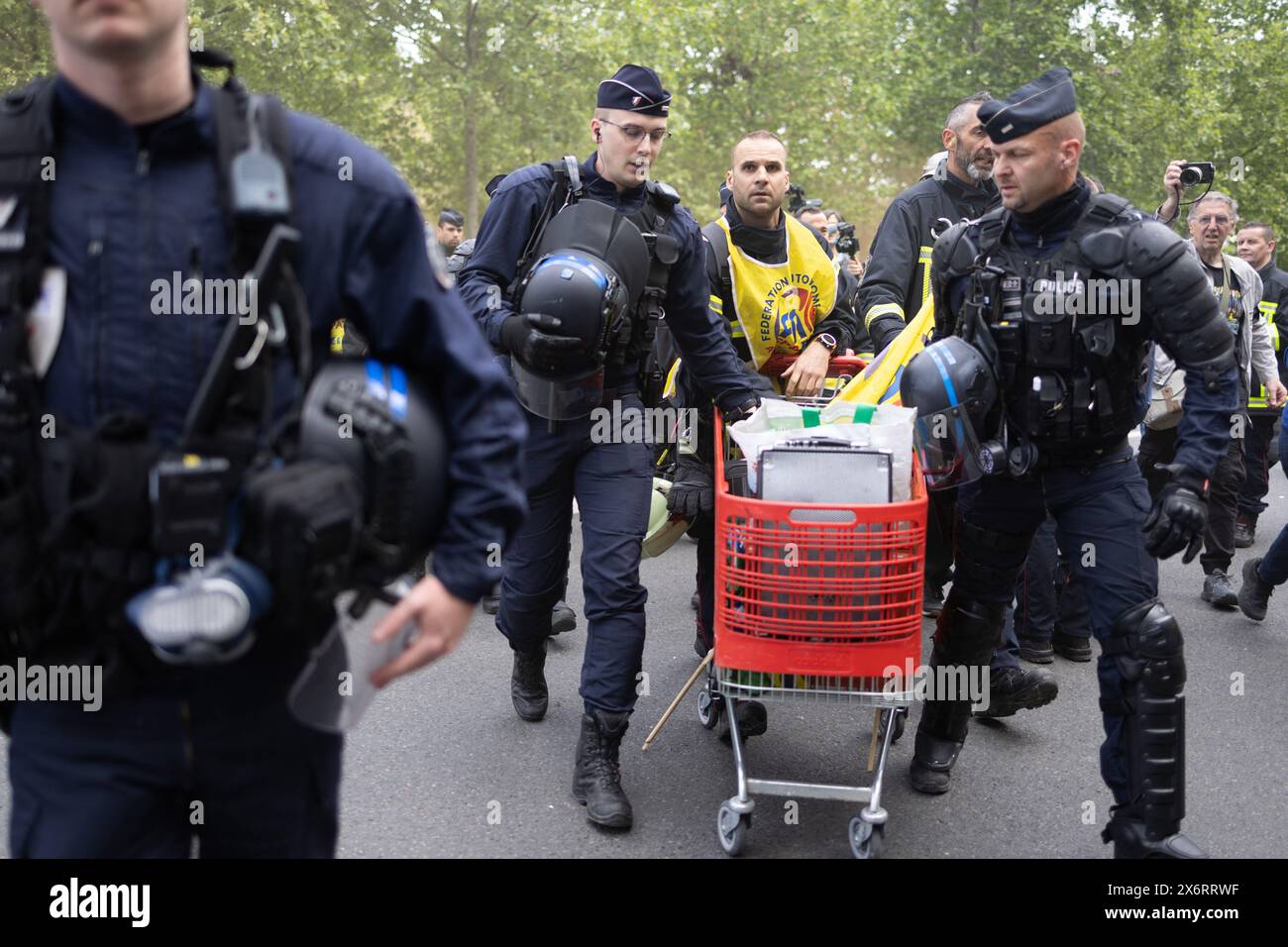 Paris, France. 16th May, 2024. French Firefighters and police officers ...