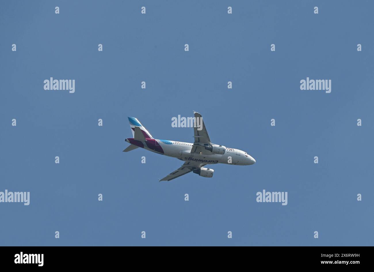 Flugzeug, Airbus 319, der deutschen Fluggesellschaft Eurowings fliegt ...