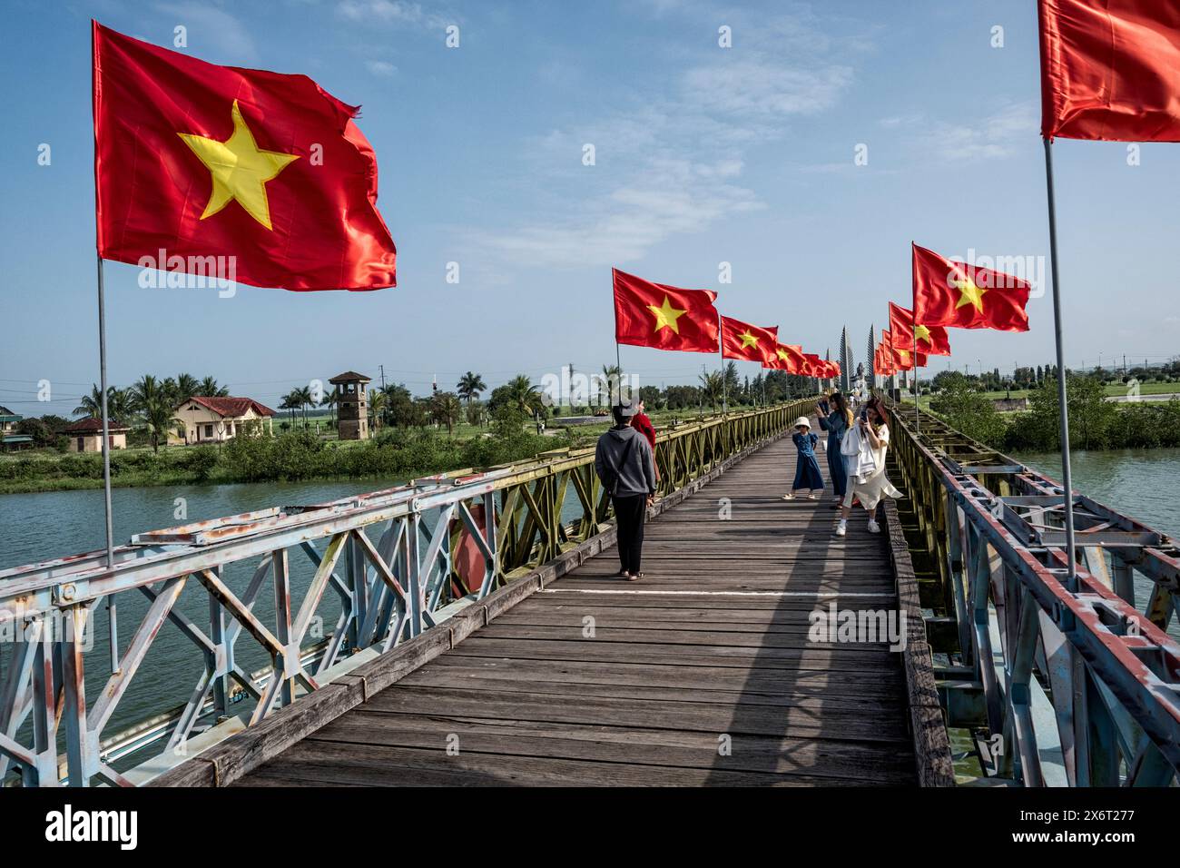 Bridge destroyed during the war in vietnam hi-res stock photography and ...