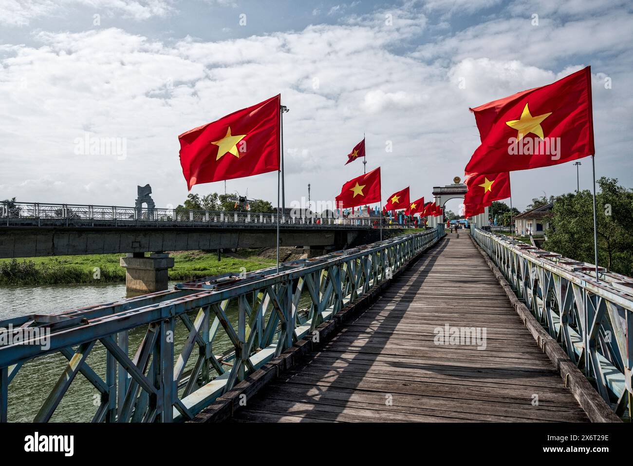 Bridge destroyed during the war in vietnam hi-res stock photography and ...