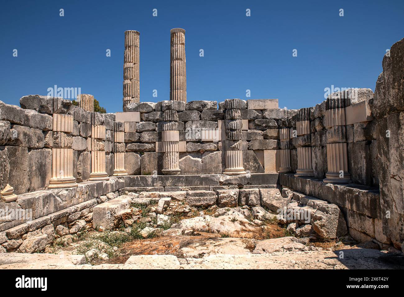 Pregnant by Zeus, Goddess Leto gives birth to her twin children Artemis ... Pregnant by Zeus, Goddess Leto gives birth to her twin children Artemis ...