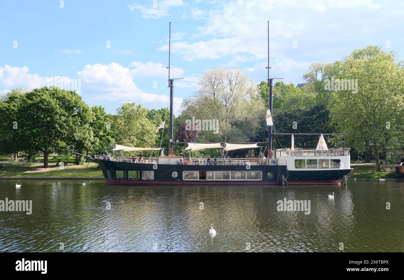 Van loon hi-res stock photography and images - Alamy