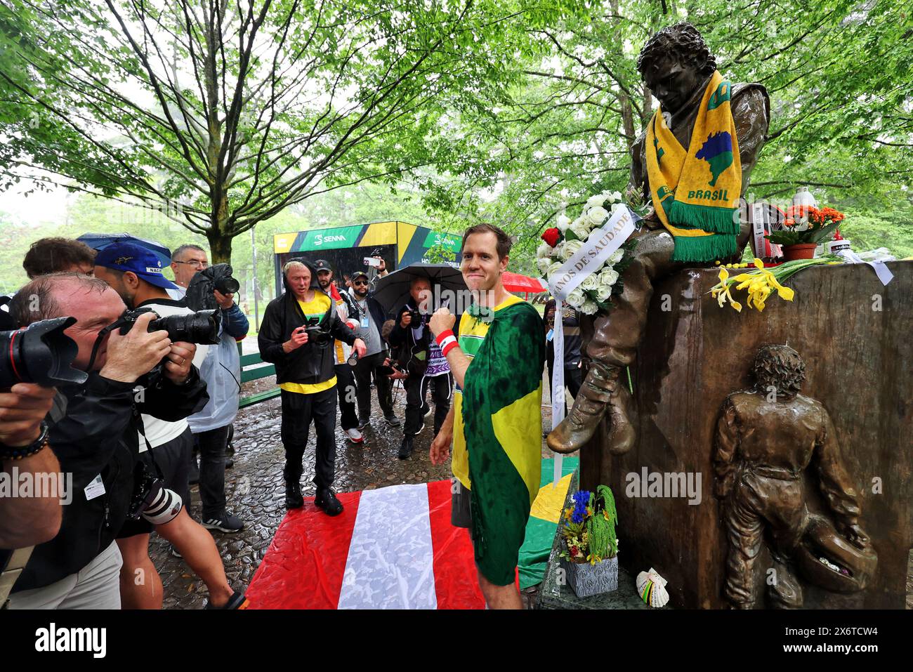 Sebastian Vettel (GER) leads a tribute run for Ayrton Senna and Roland ...