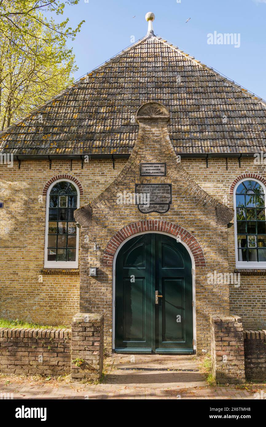 Historic building with curved entrance portal and green door ...