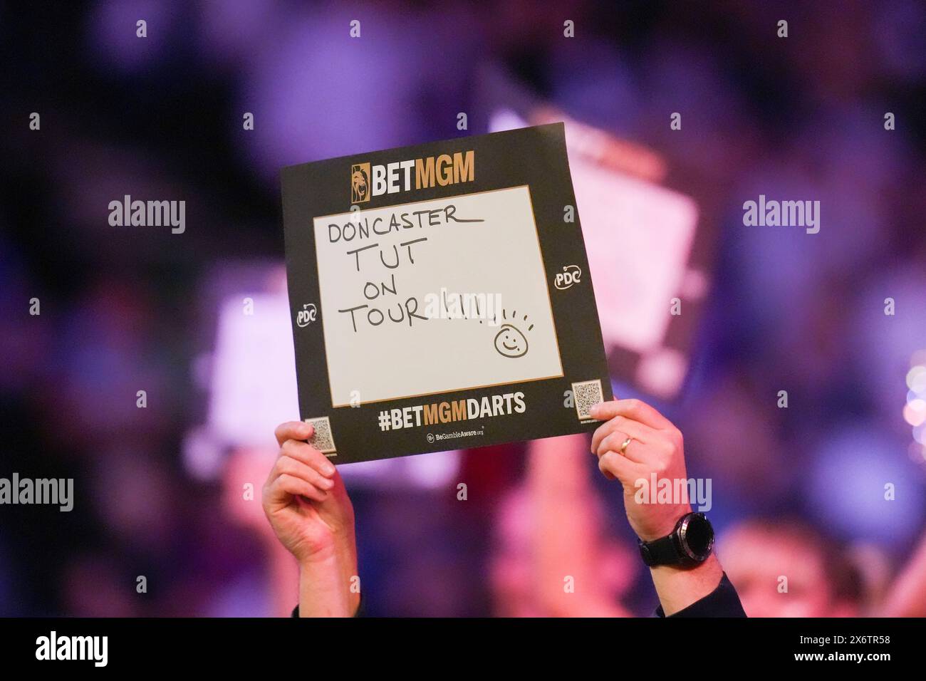 Darts fans on night hi-res stock photography and images - Alamy