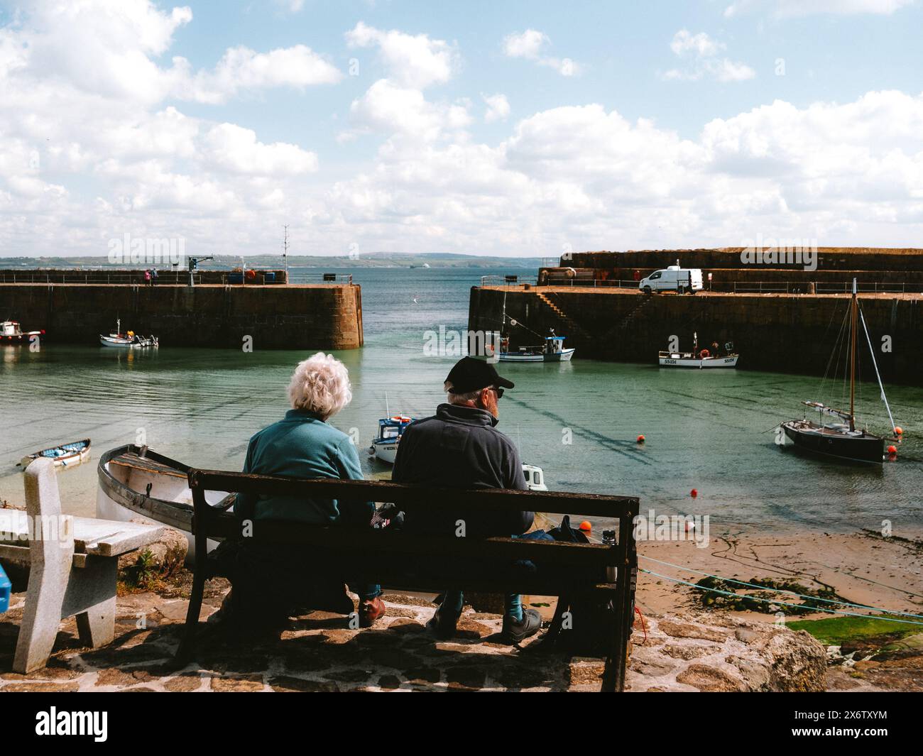 Boats low water mousehole harbour hi-res stock photography and images ...