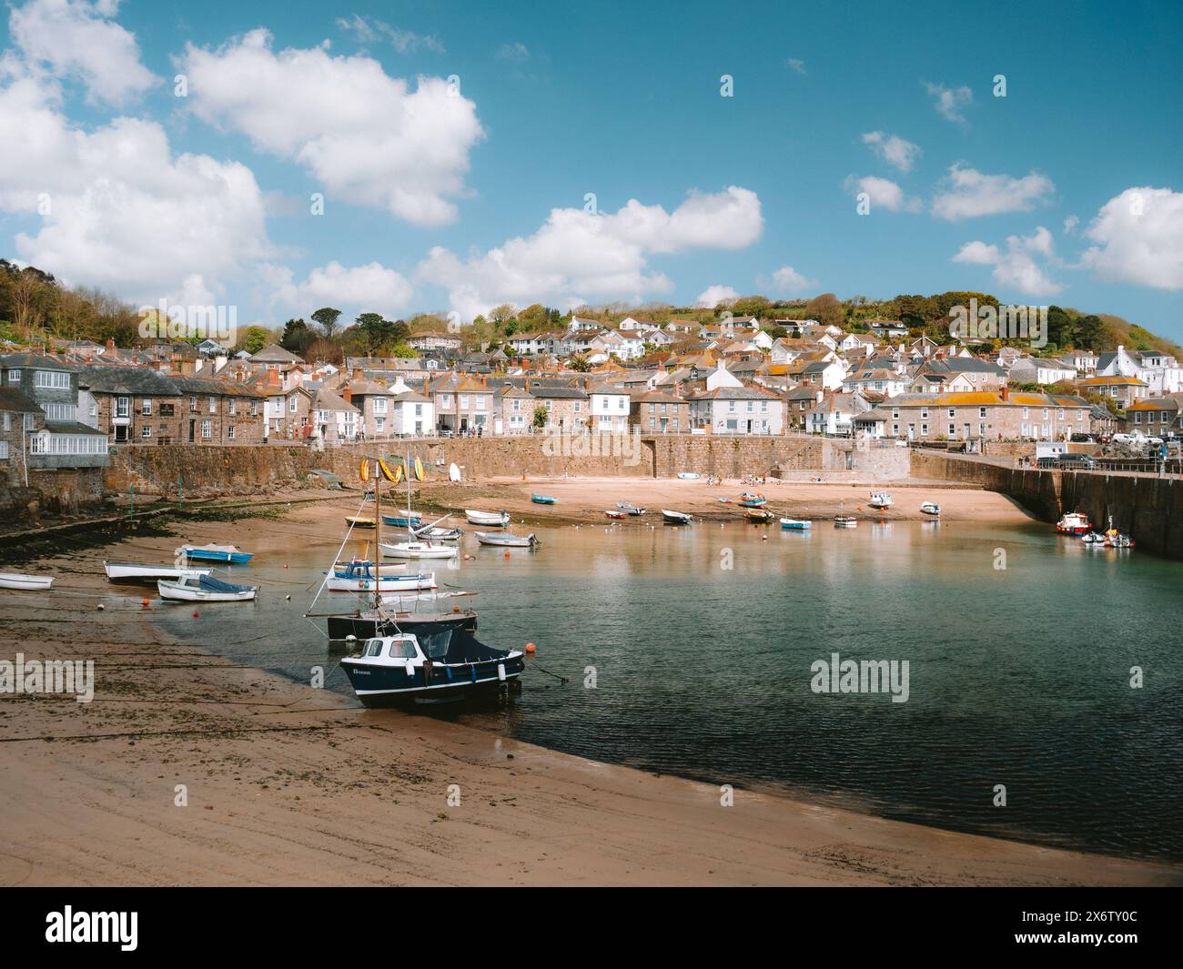Boats low water mousehole harbour hi-res stock photography and images ...