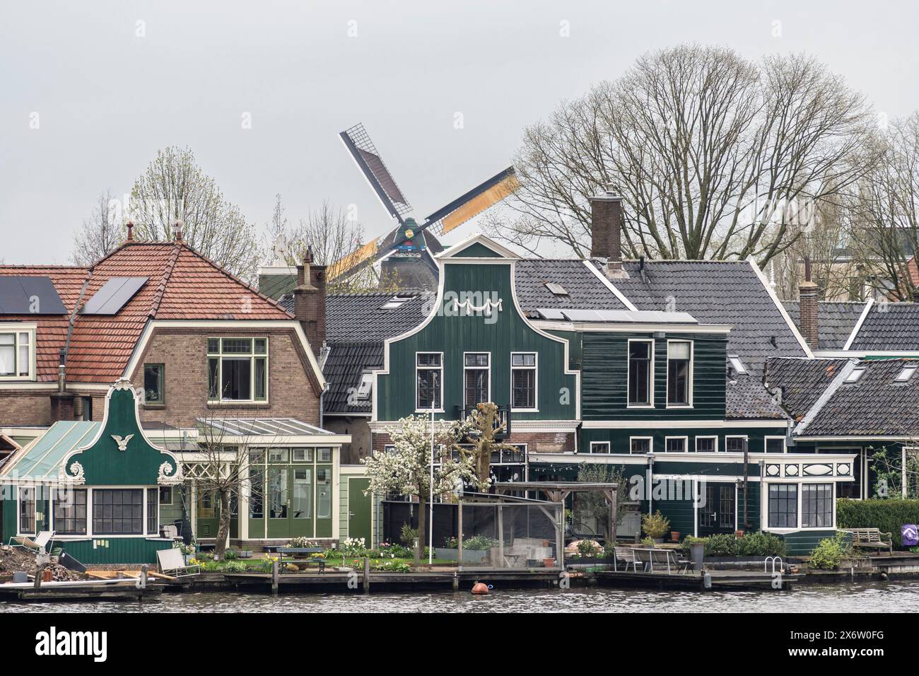 Zaanse Schans, typical traditional houses next to the canal, Zaanstad ...