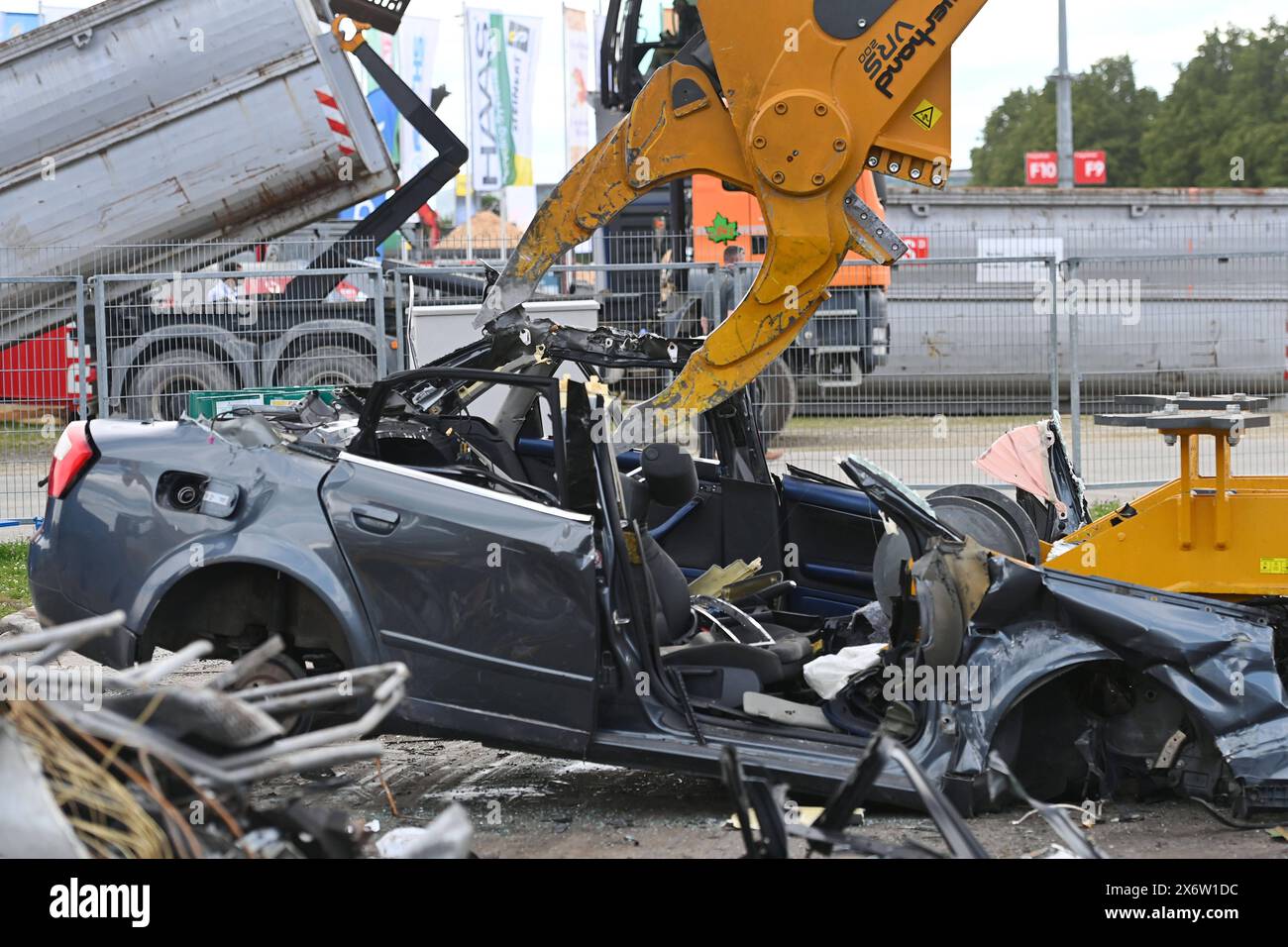 Autoverwertung auf dem Schrottplatz,Abbruchzange bei der Arbeit ...