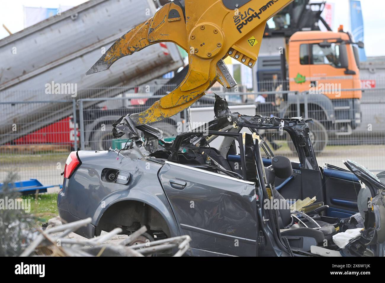 Autoverwertung auf dem Schrottplatz,Abbruchzange bei der Arbeit ...