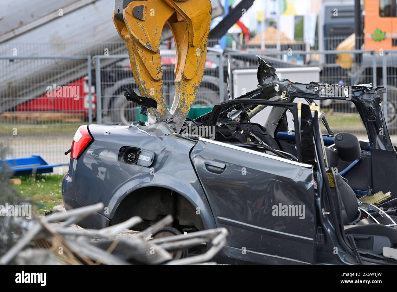 Autoverwertung auf dem Schrottplatz,Abbruchzange bei der Arbeit ...