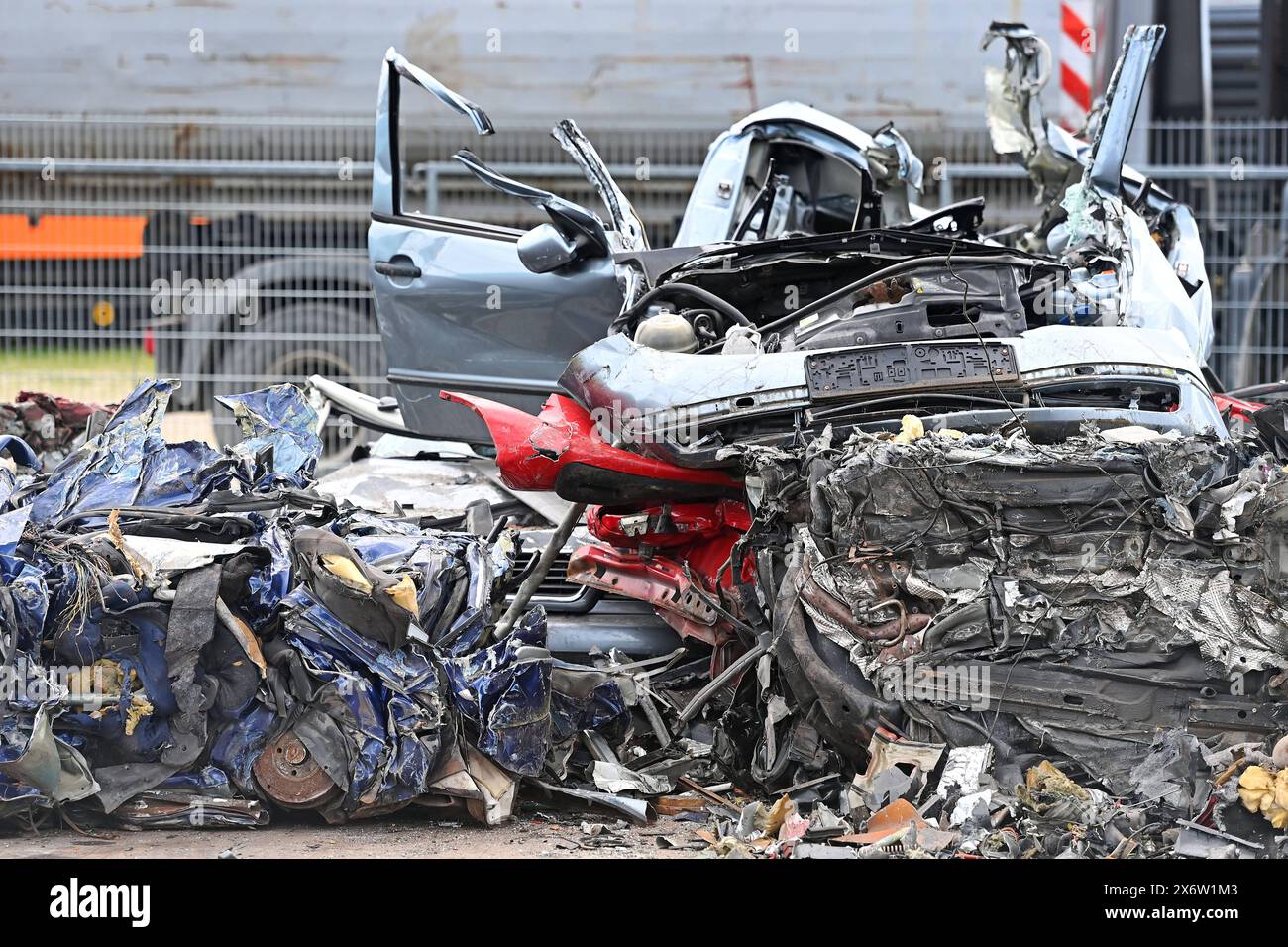 Autoverwertung auf dem Schrottplatz,Altmetall,,verschrottete Autos ...