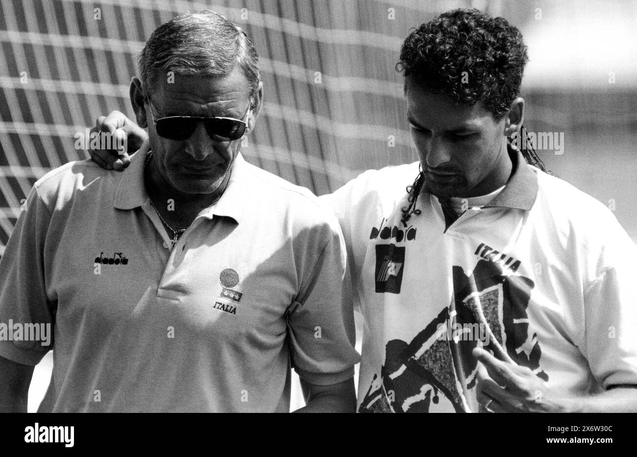 LAPRESSEANNI '90 SPORT CALCIO NELLA FOTO: IL CALCIATORE ITALIANO ROBERTO BAGGIO CON GIGI RIVA ...