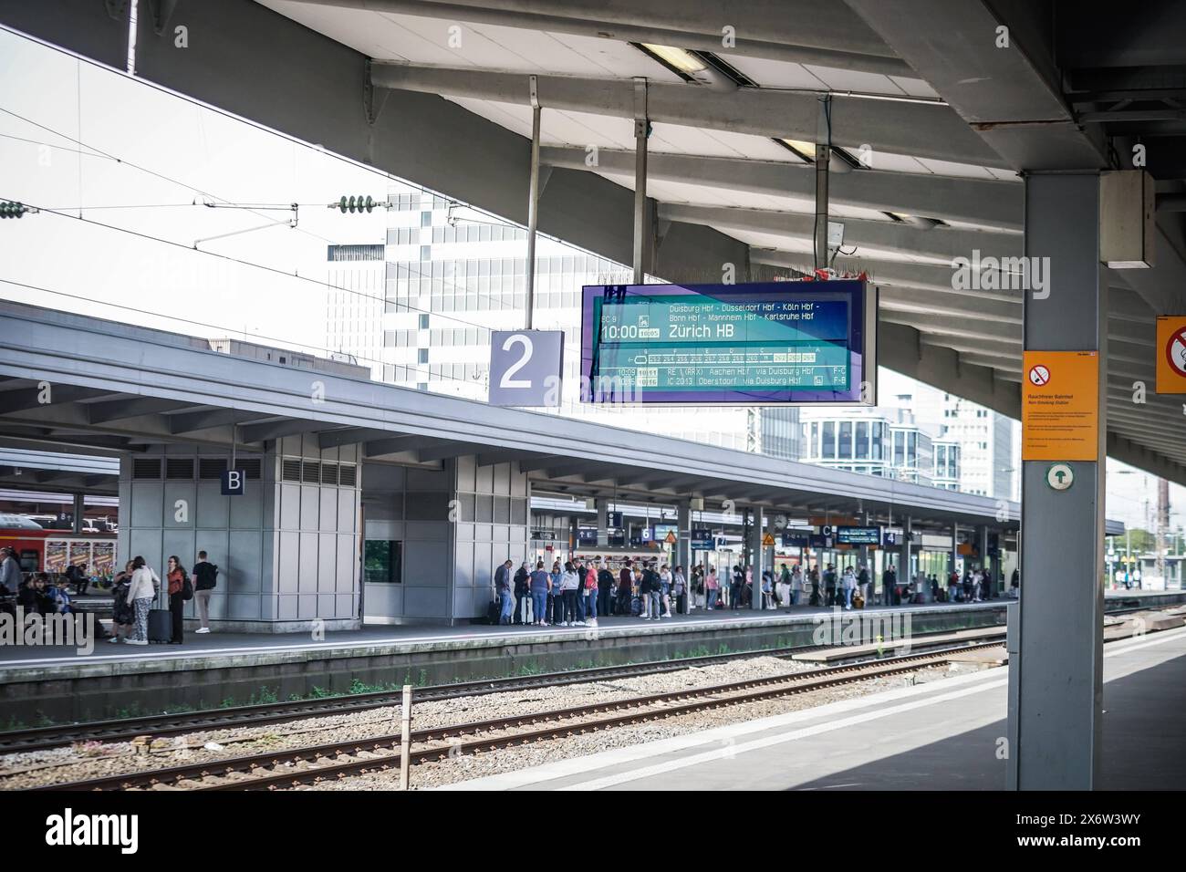 Hauptbahnhof Essen, Symbolbild - Bahngleis, Anzeigetafel, IC nach ...