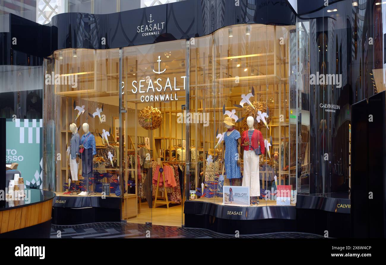 Victoria quarter shopping centre leeds hi-res stock photography and ...