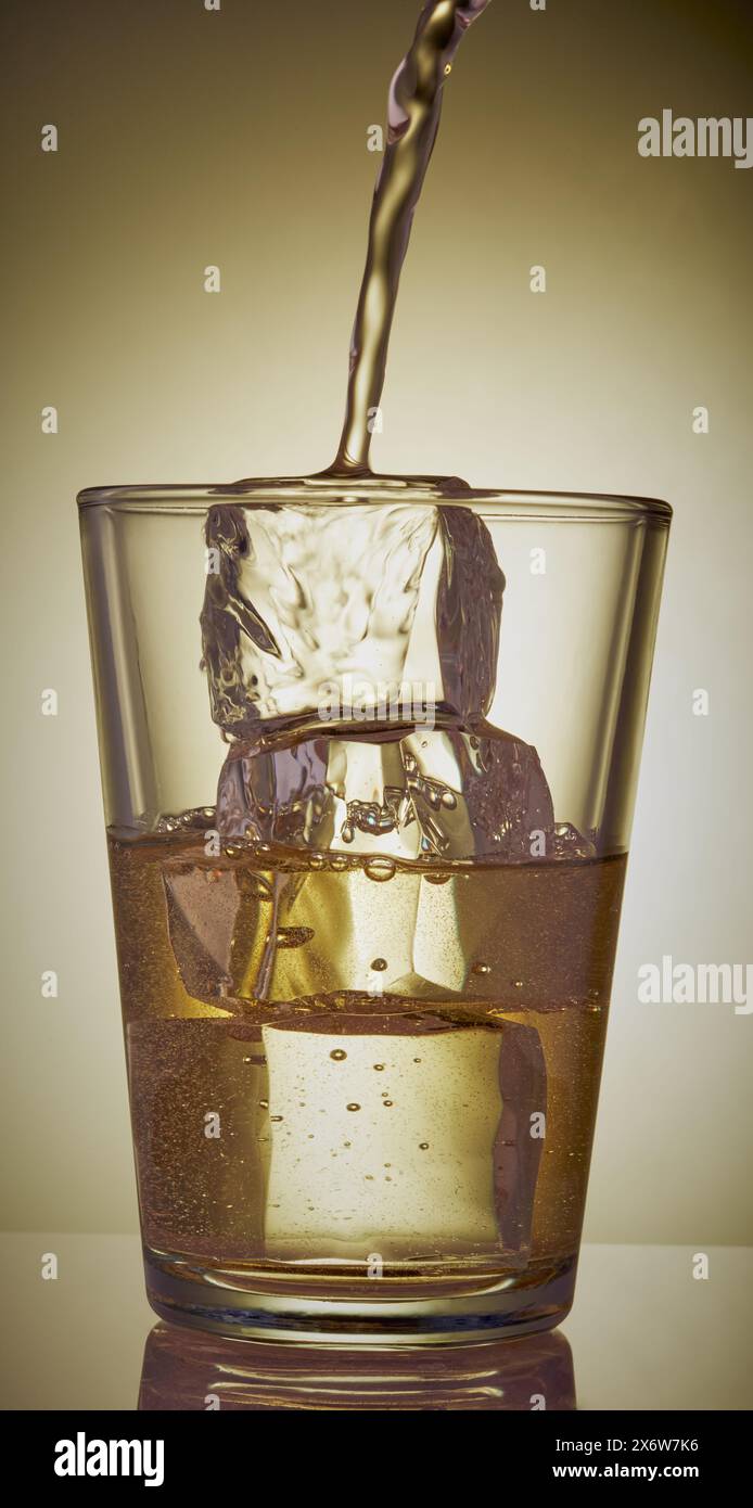 Pouring liquer hi-res stock photography and images - Alamy