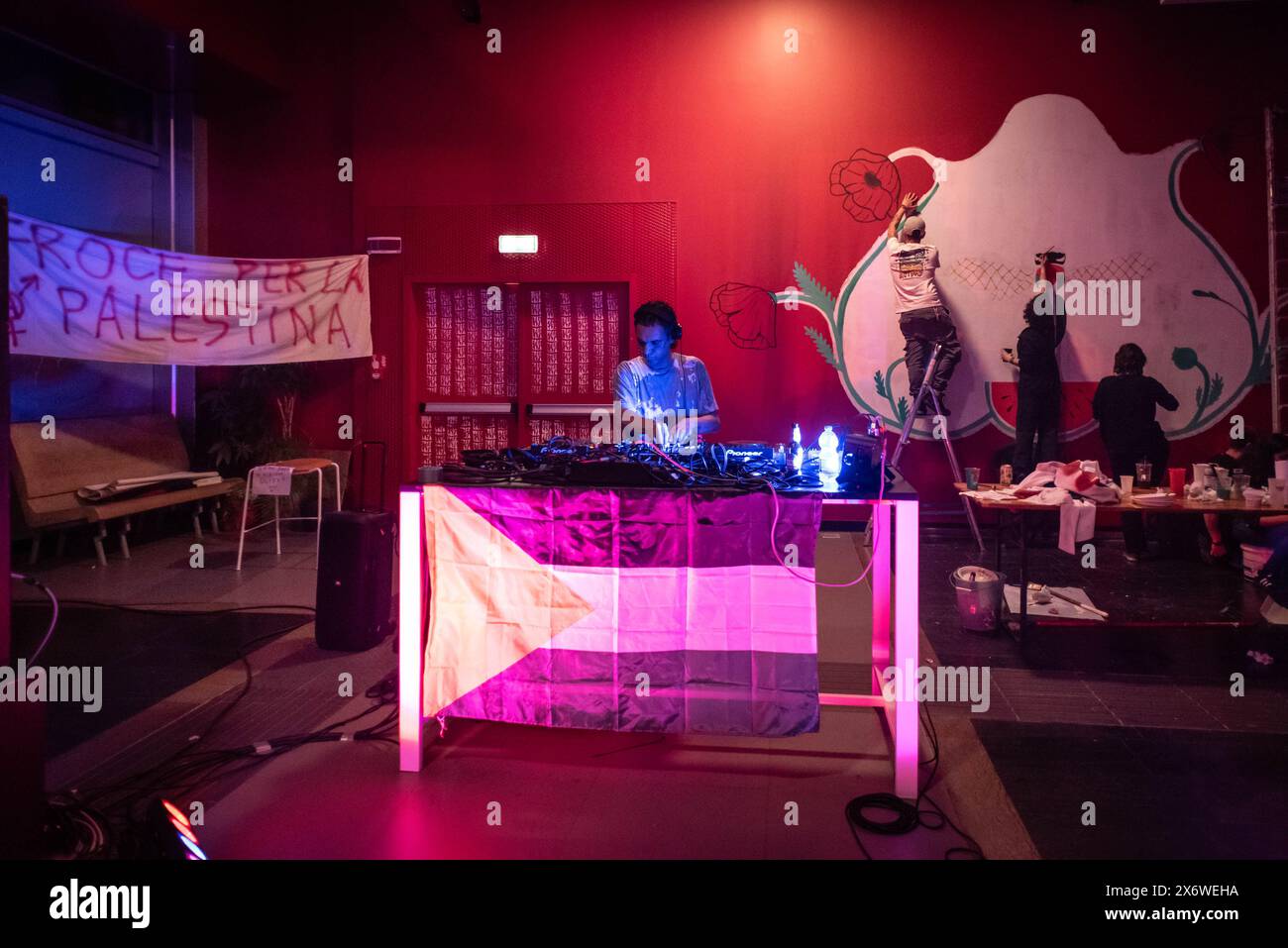 Nuovo cantante hi-res stock photography and images - Alamy