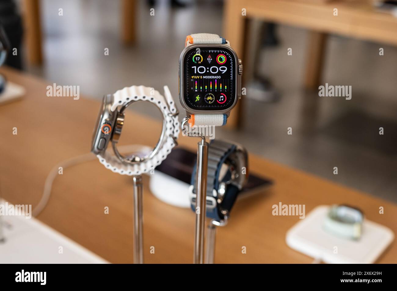 Apple Store in Puerta del Sol, Madrid, Spain Stock Photo - Alamy