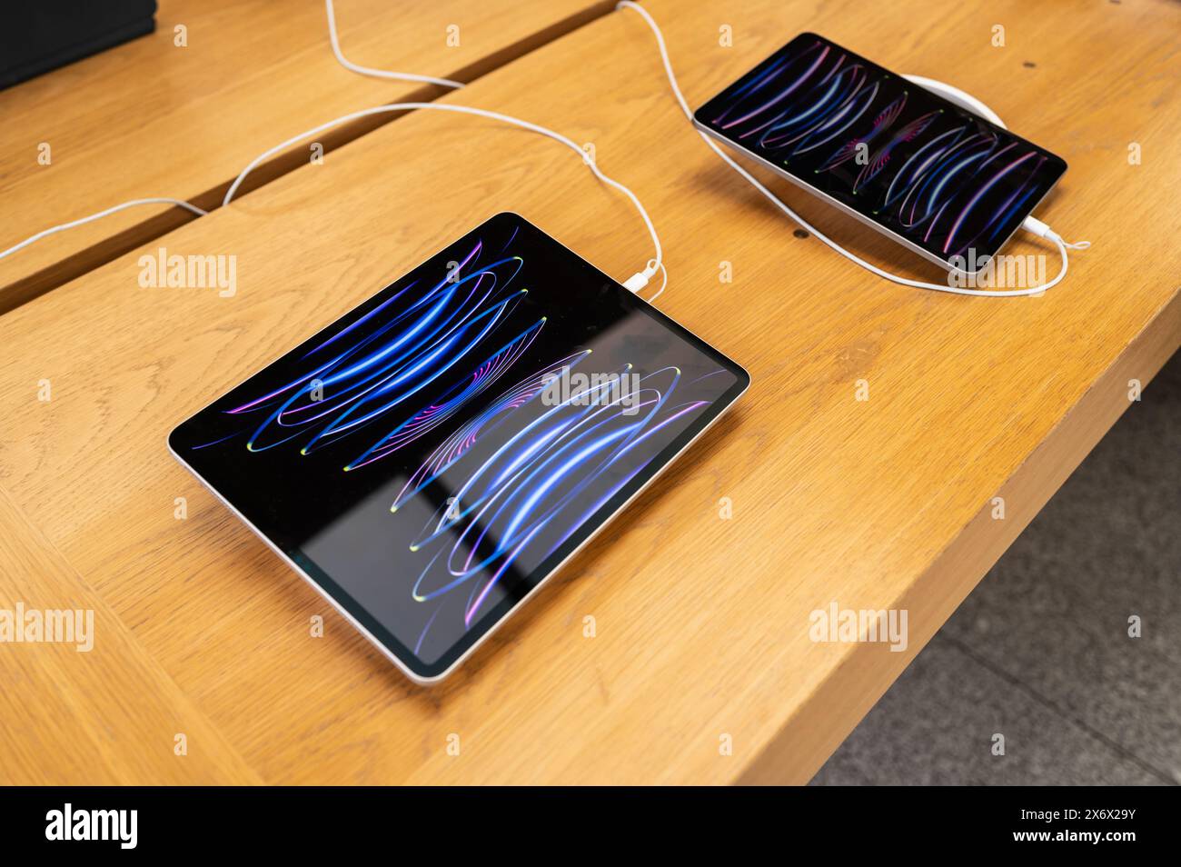 Apple Store in Puerta del Sol, Madrid, Spain Stock Photo - Alamy