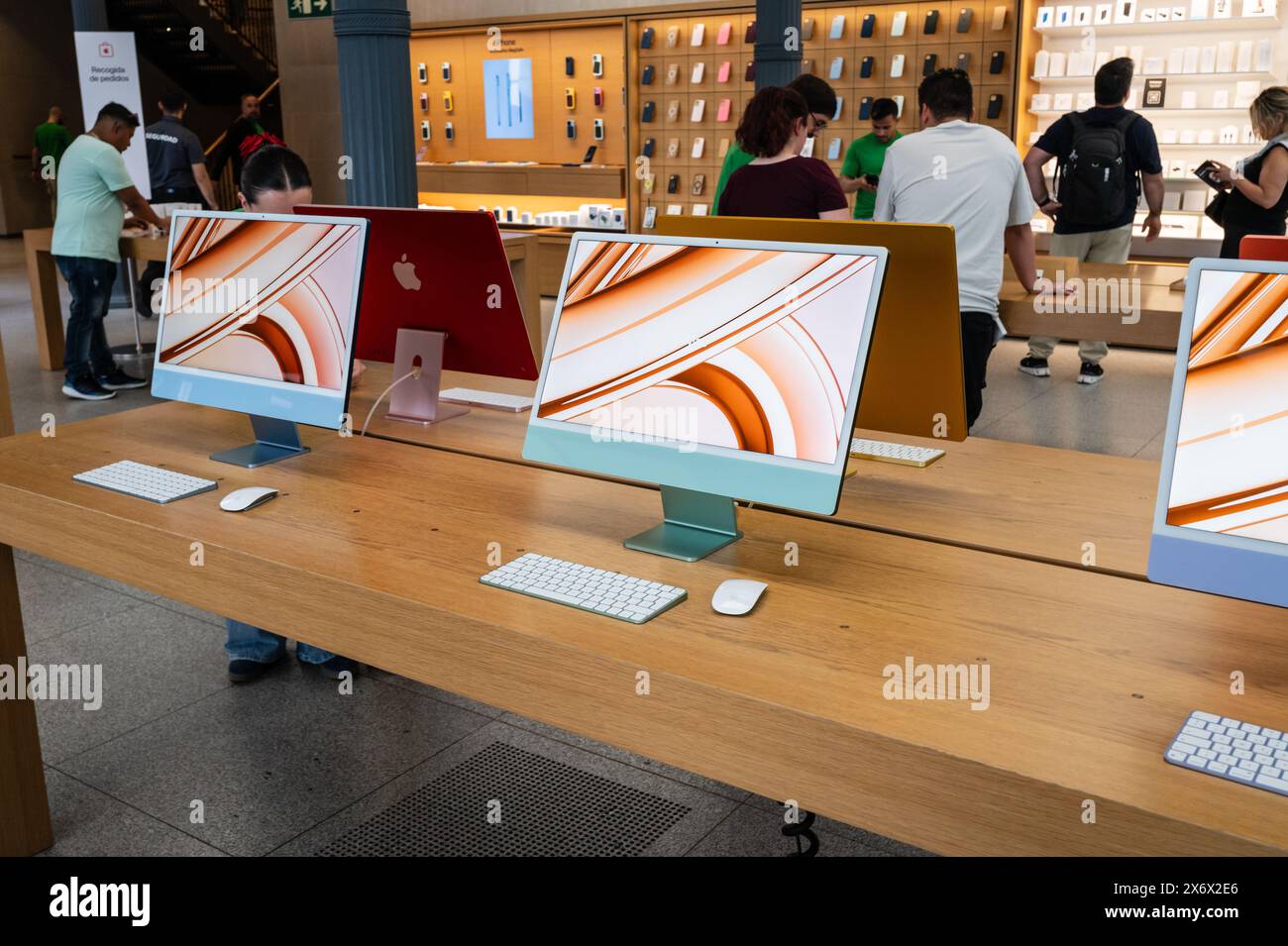 Global flagship store hi-res stock photography and images - Alamy