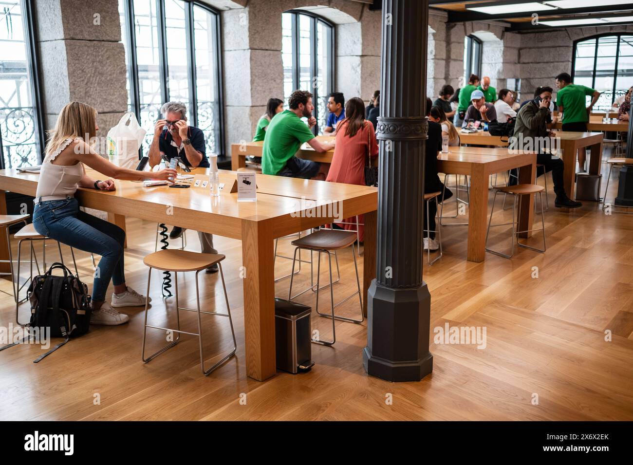 Apple Store in Puerta del Sol, Madrid, Spain Stock Photo - Alamy