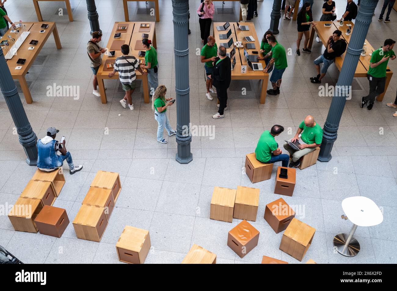Apple Store in Puerta del Sol, Madrid, Spain Stock Photo - Alamy