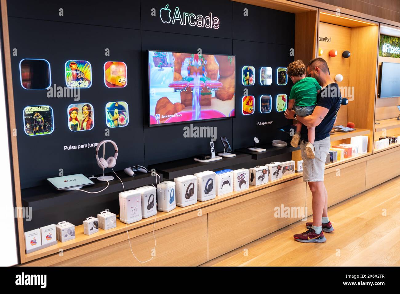 Apple Store in Puerta del Sol, Madrid, Spain Stock Photo - Alamy