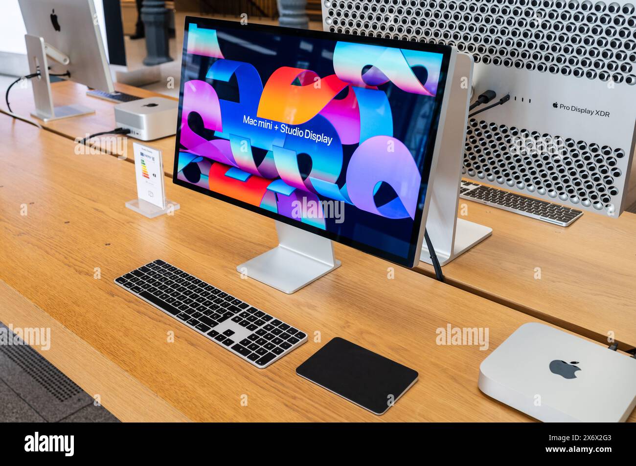 Apple Store in Puerta del Sol, Madrid, Spain Stock Photo - Alamy