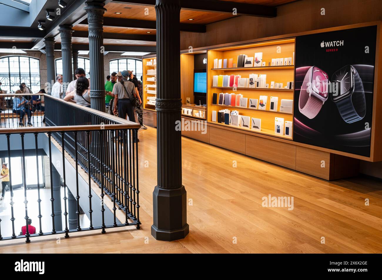 Apple Store in Puerta del Sol, Madrid, Spain Stock Photo - Alamy
