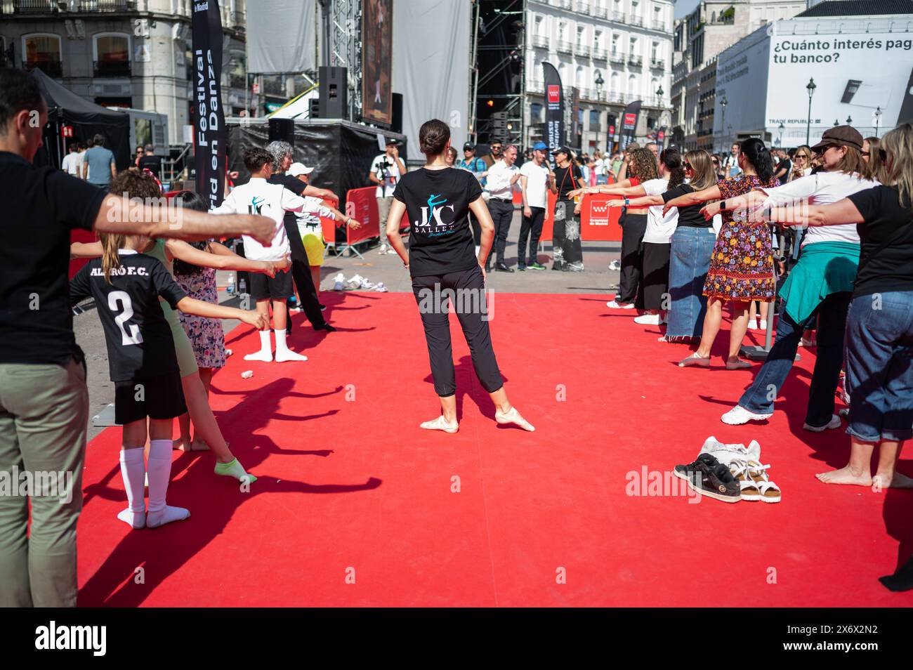 People trying ballet in Puerta del Sol during Madrid en Danza 2024 ...