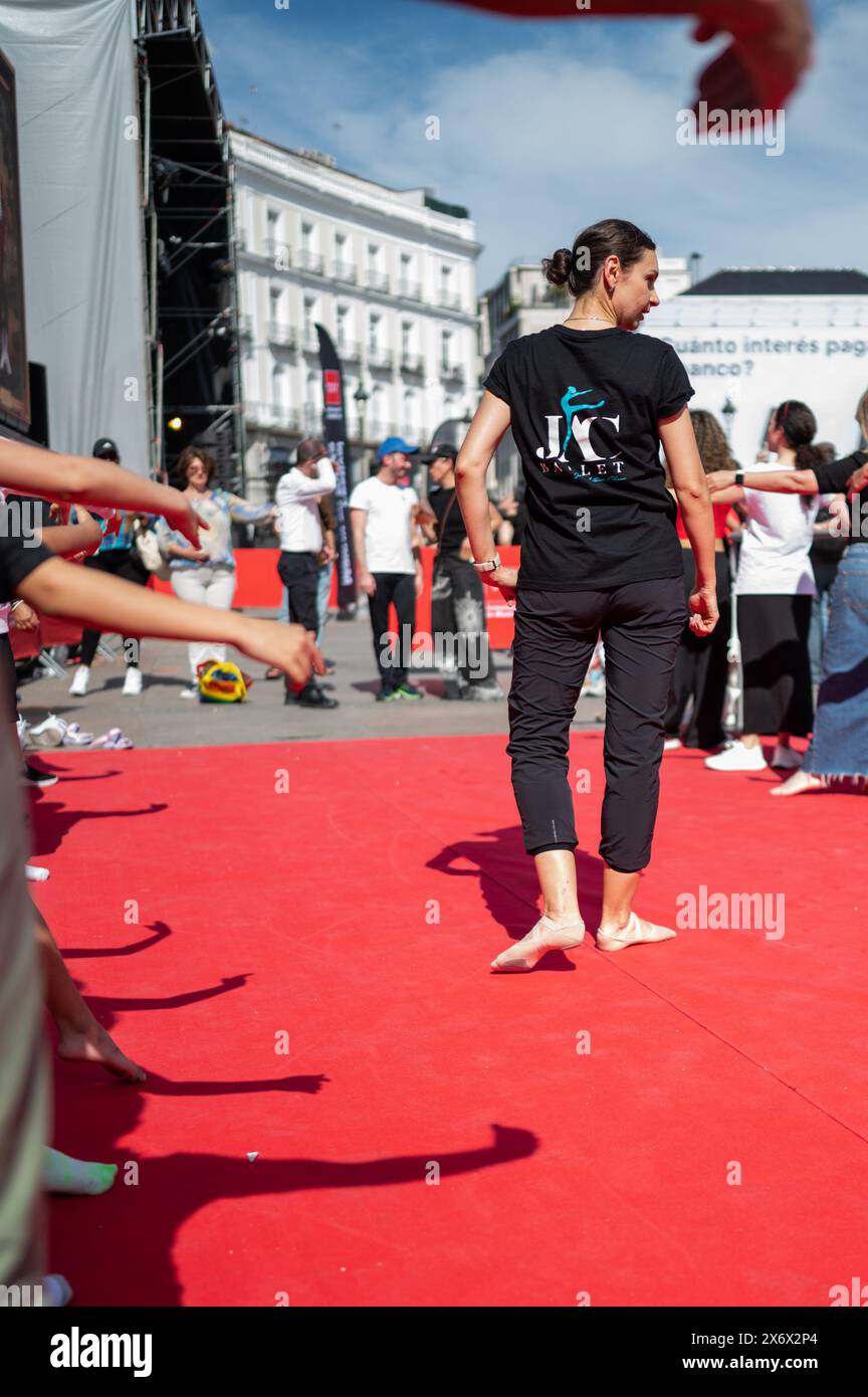 People trying ballet in Puerta del Sol during Madrid en Danza 2024 ...