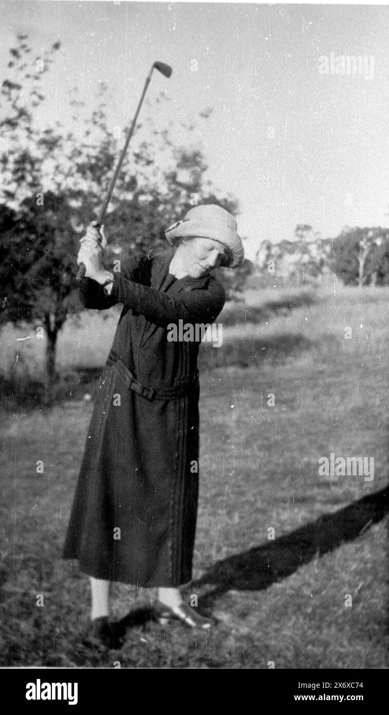 Woman golfer at Hume Country Golf Club - Albury, NSW. Vintage Archive ...
