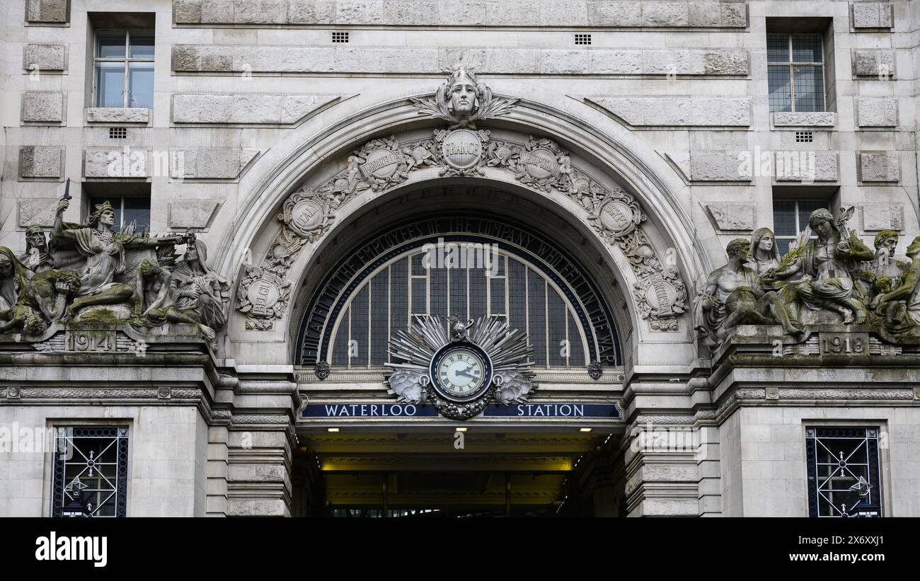 Waterloo station clock hi-res stock photography and images - Alamy