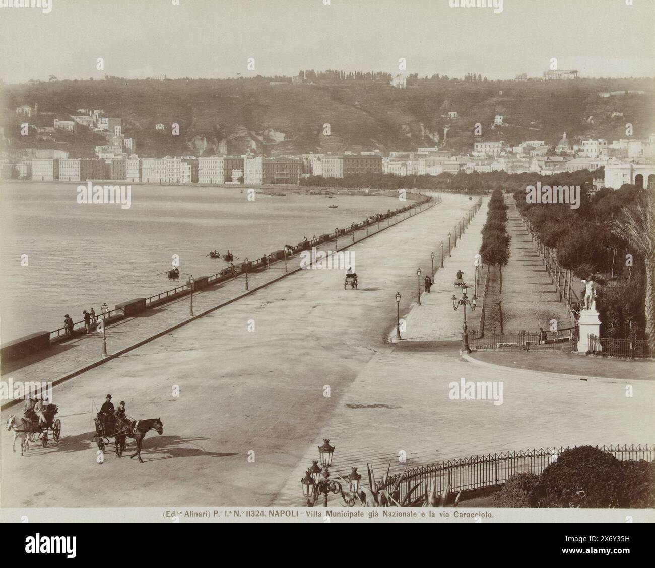Napoli villa municipale gia nazionale e la via caracciolo hi-res stock ...