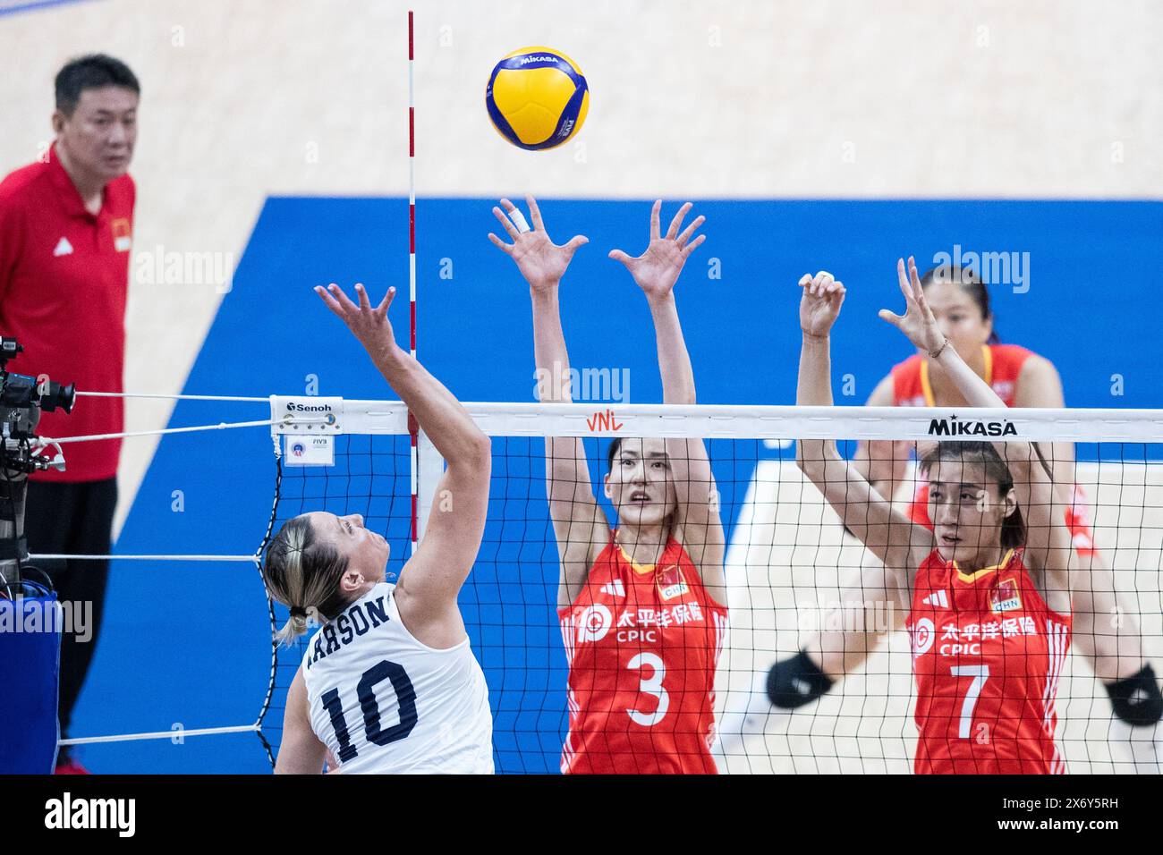 (240517) -- RIO DE JANEIRO, May 17, 2024 (Xinhua) -- Diao Linyu (3rd L) and Wang Yuanyuan (1st R ...