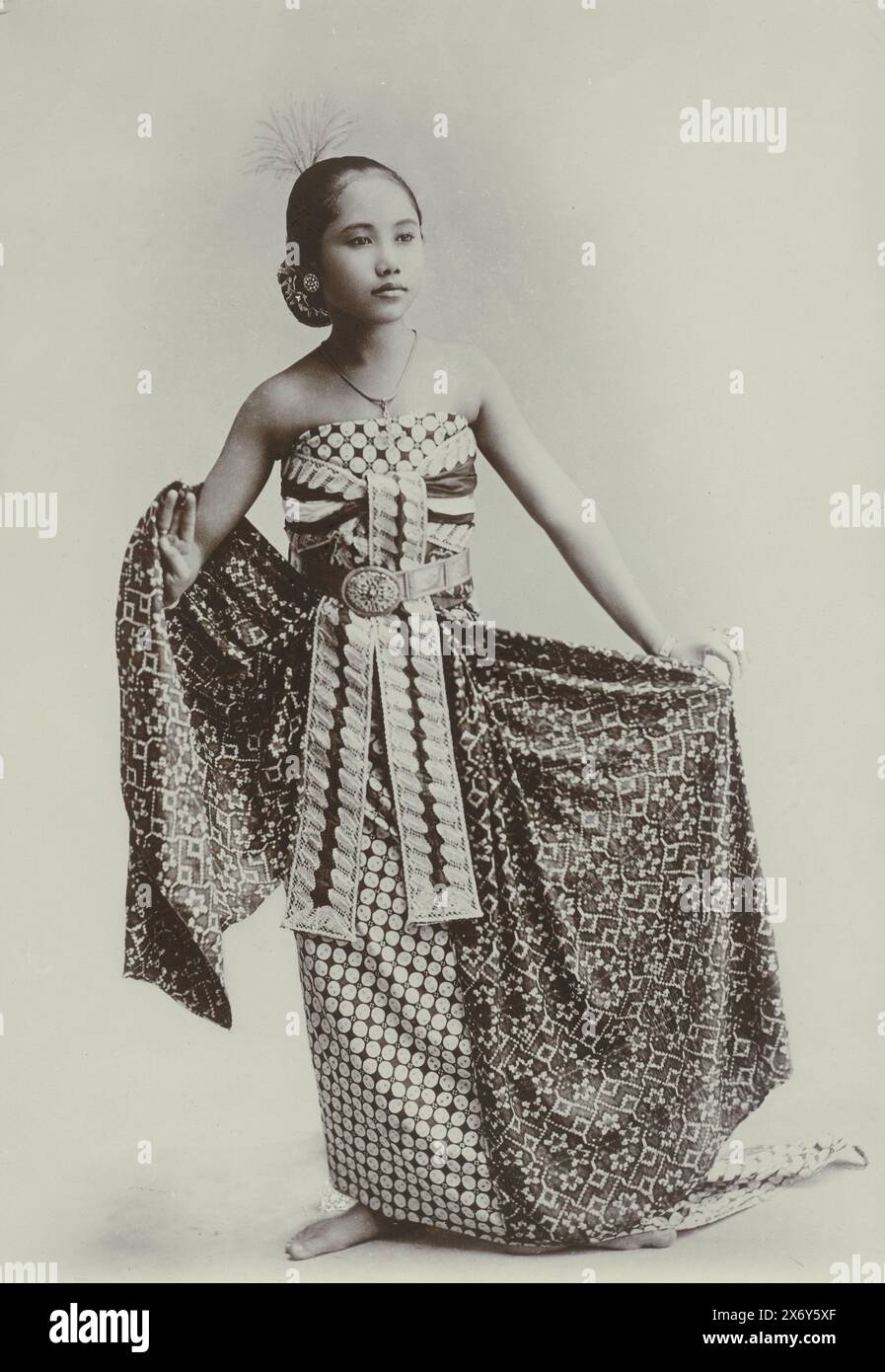 Sarong wide hi-res stock photography and images - Alamy