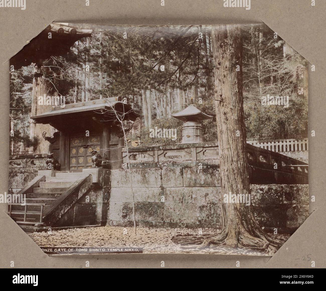 Bronze gate to Okusha Hoto, the tomb of Tokugawa Ieyasu, at the Shinto ...